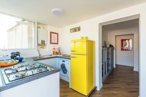 Apartamento, 2 quartos, vista para o mar, de frente para o mar | Cozinha privada | Geladeira grande, micro-ondas, fogão, cooktop