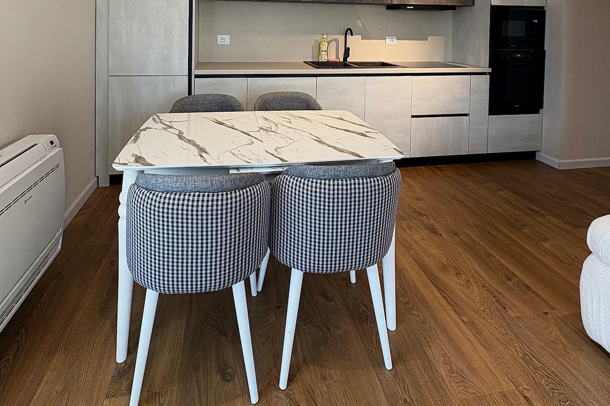 Apartamento | Cozinha privada | Um frigorífico, um forno, uma placa de cozinha