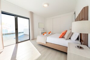 3 quartos, berços (sobretaxa), camas extras/dobráveis (sobretaxa)