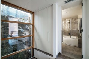 Vila, vista para o lago | Banheiro | Produtos de toalete grátis, secador de cabelo, roupões de banho 