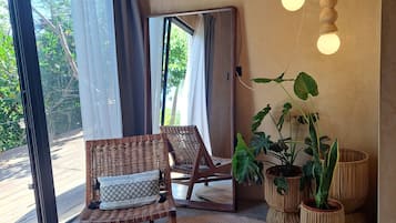 Quarto Duplo Deluxe, vista para a piscina | Ferro/tábua de engomar, Wi-fi grátis