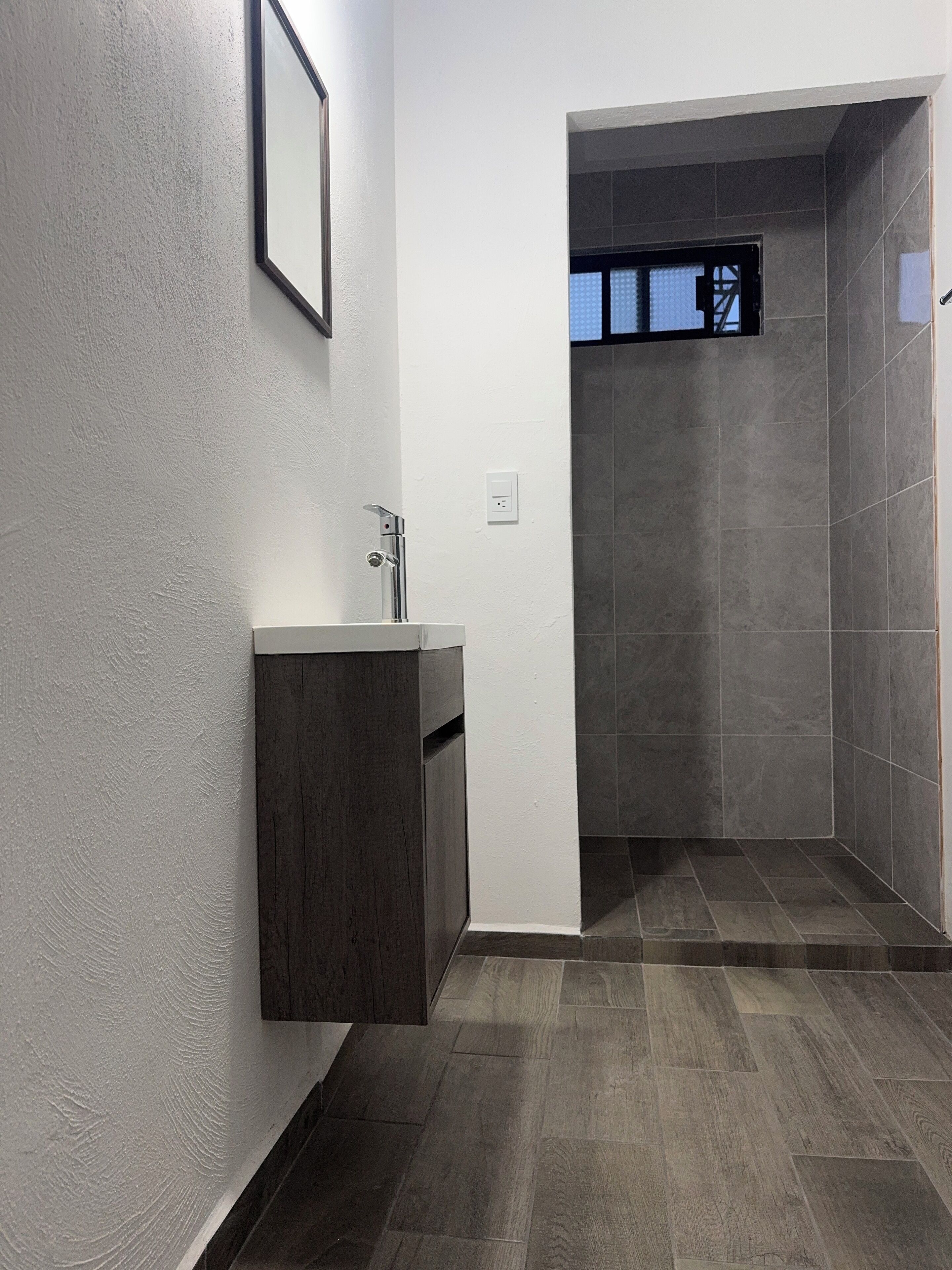 Quarto Duplo Standard, 1 cama de casal | Casa de banho | Uma combinação polibã/banheira, um chuveiro fixo, toalhas fornecidas 