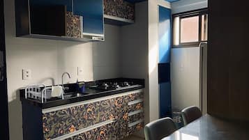 Apartamento | Cozinha privada | Um frigorífico, um micro-ondas, uma placa de cozinha