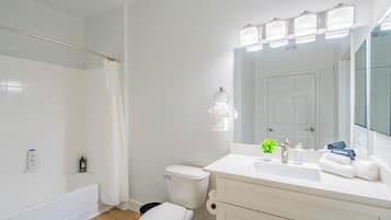 Apartamento Deluxe, 2 quartos, não fumadores, cozinha | Casa de banho | Um secador de cabelo, toalhas fornecidas, sabão, champô