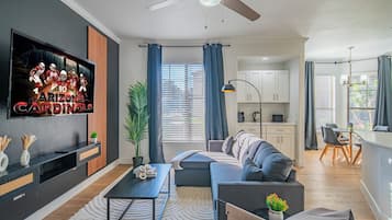 Apartamento luxo, 2 quartos, para não fumantes, cozinha | Área de estar | Smart TV 55 polegadas com canais digitais