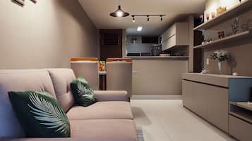 Apartamento Superior | Sala de estar | Smart TV de 43 polegadas com canais via satélite, Netflix