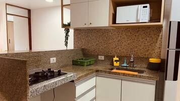 Apartamento | Cozinha privada | Um frigorífico, um micro-ondas, um forno, utensílios de cozinha