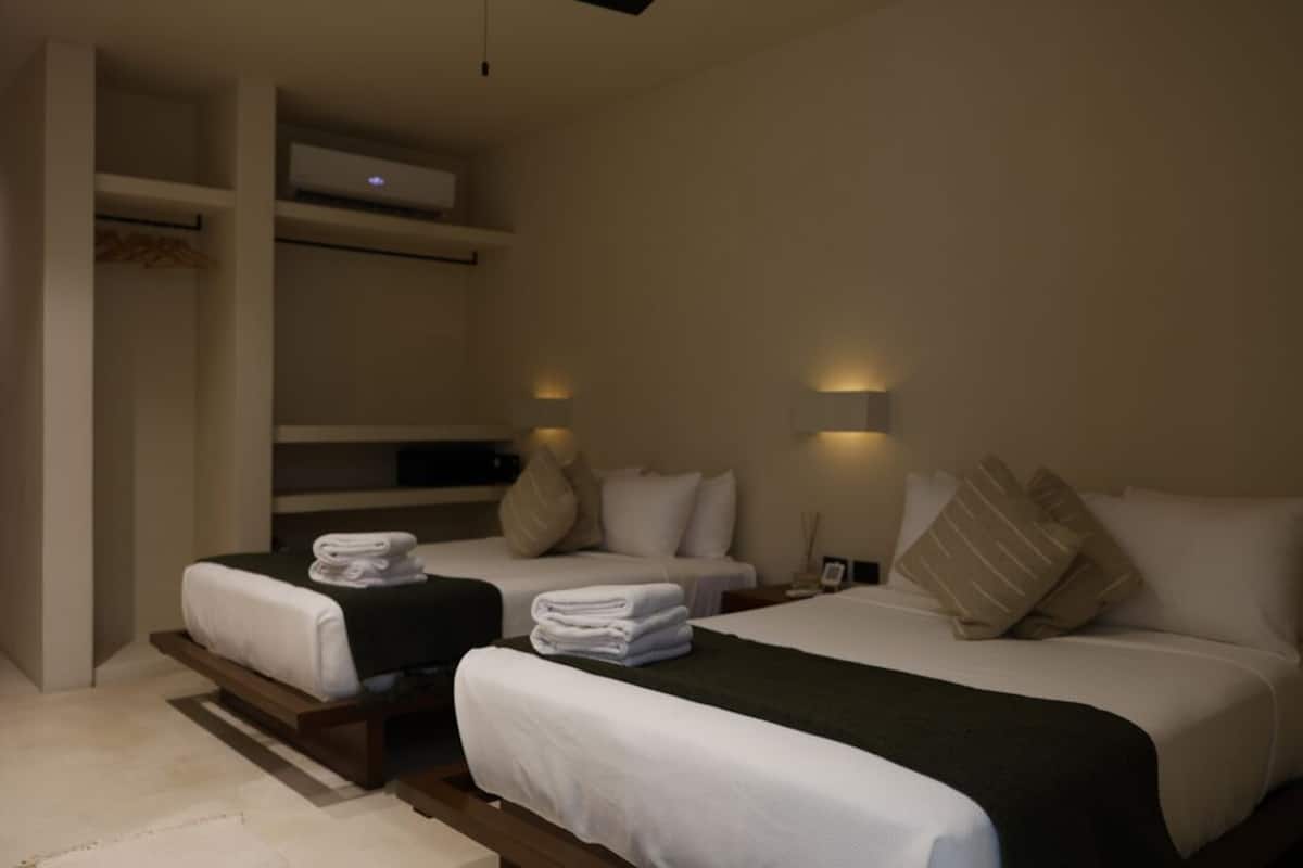 Quarto Quádruplo Comfort | Roupa de alta qualidade, edredões de penas, cofre no quarto