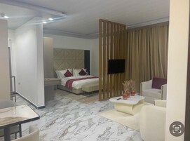 Suíte estúdio executiva, sacada | Banheiro | Chuveiro, produtos de toalete grátis, secador de cabelo, chinelos