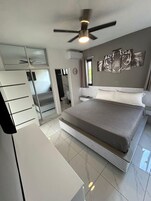 Penthouse Superior, terraço, vista para o pátio | Roupa hipoalergénica, camas de colchão viscoelástico, cofre no quarto