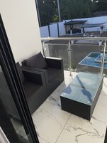 Suíte grand, sacada, vista para a piscina | Terraço/pátio