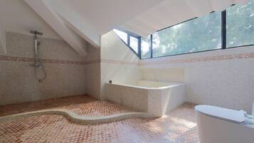 Suite Exclusiva, pátio, vista para o oceano | Casa de banho | Artigos de higiene pessoal grátis, um secador de cabelo