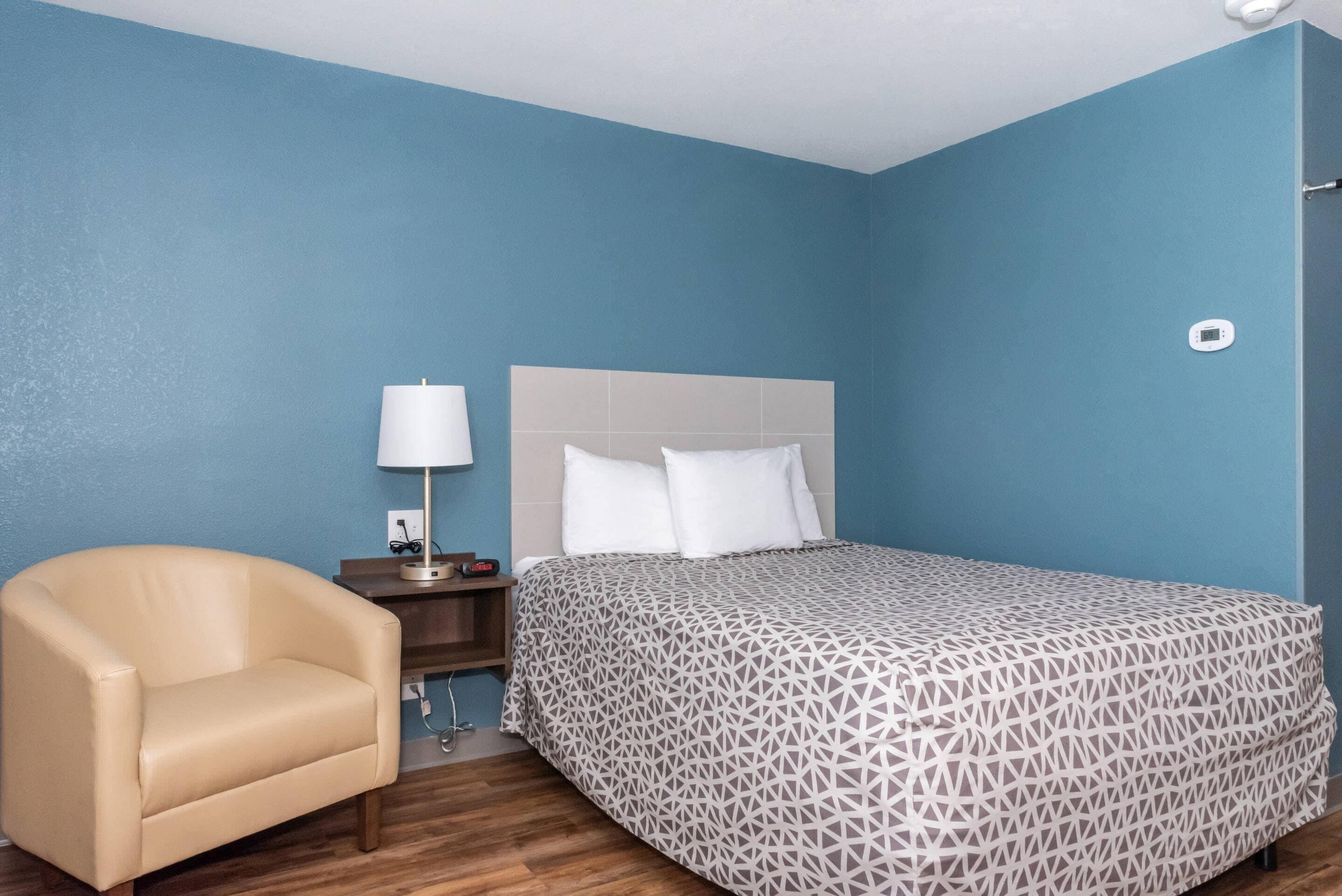 Quarto Standard, 1 cama queen-size, não fumadores | Secretária, cortinas/cortinados opacos, Wi-fi grátis 