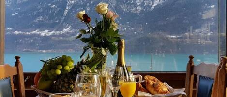Café da manhã com buffet grátis todos os dias