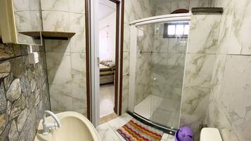 Estúdio Básico | Casa de banho | Artigos de higiene pessoal grátis, toalhas fornecidas, sabão