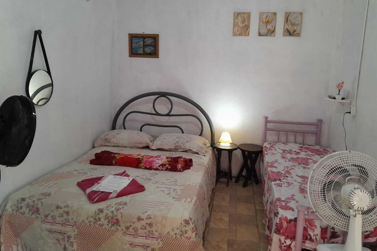 Quarto triplo econômico | Roupas de cama premium, frigobar, Wi-Fi de cortesia, roupa de cama