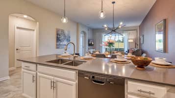 Apartamento Clássico, varanda | Cozinha privada | Um frigorífico/congelador grande, um micro-ondas, um forno