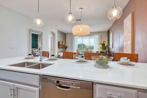 Apartamento família, sacada | Cozinha privada | Geladeira grande, micro-ondas, fogão, cooktop