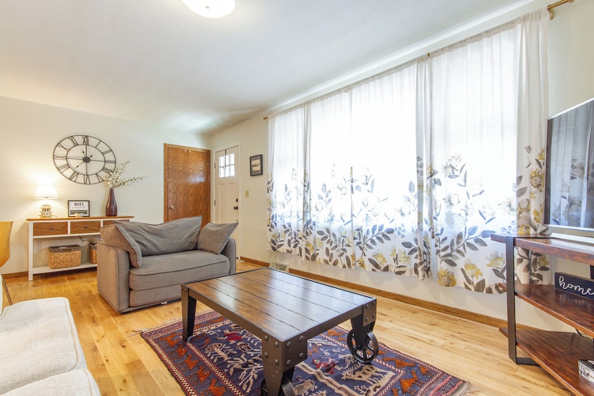 Midtown Comfort & Convenient Home - 3 Bedrooms In Dubuque - Dubuque, IA