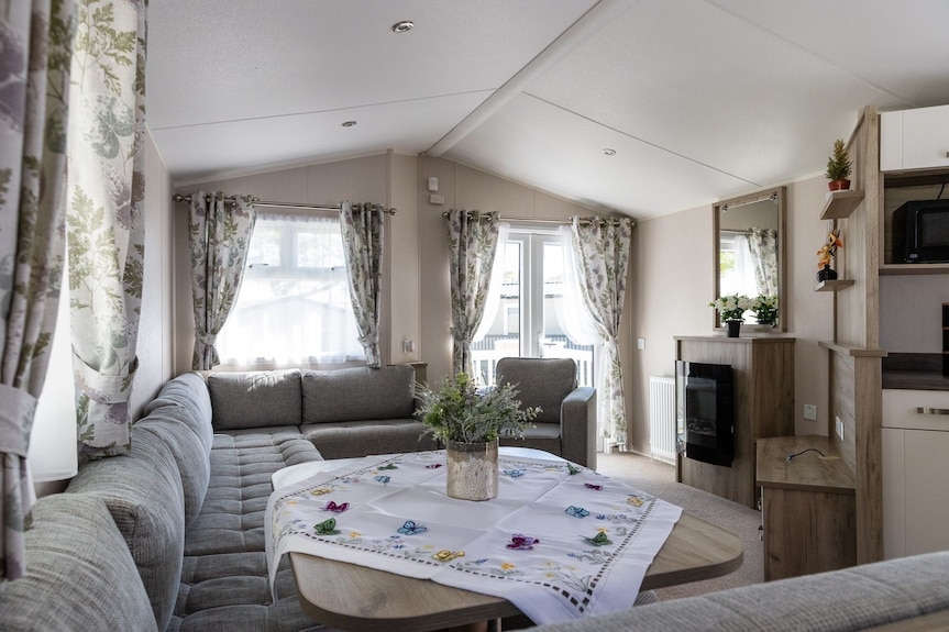 10 Beachlands. - Beaulieu