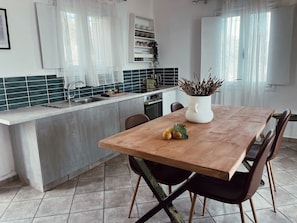 Minifrigorífico, um forno, uma placa de cozinha 