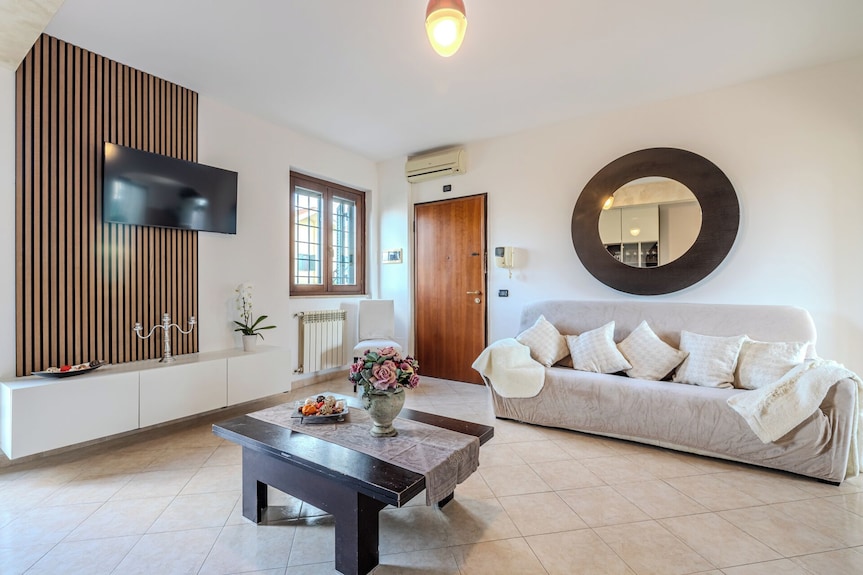 Five Minutes Away From The Lunghezza Castle Court Gardens Serving The Public - Tivoli