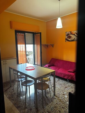 Apartamento, vista para a praia | Área de estar | TV de tela plana