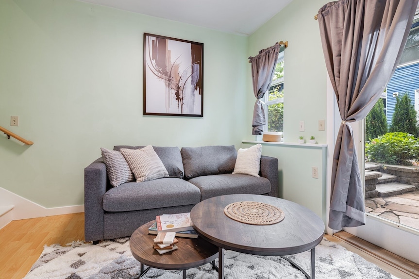 Sunlit Cottage Capitol Hill - Seattle, WA