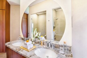 Villa de Luxo, 4 quartos, vista para a piscina | Casa de banho | Um polibã e uma banheira separados, artigos de higiene pessoal grátis 