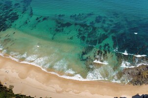 Perto da praia, praia de areia branca 