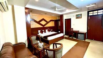 Suíte família, vista para a cidade | Escrivaninha, espaço de trabalho para notebook, quartos à prova de som