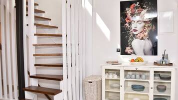 Apartamento (One Bedroom Apartment with Terrace) | Escadas
