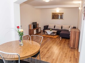 Apartamento (Comfort One Bedroom Apartment) | Sala | Televisor de ecrã plano de 32 polegadas com canais via satélite 