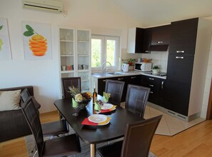 Apartamento (Three Bedroom Apartment with Sea View) | Cozinha privada | Um frigorífico 