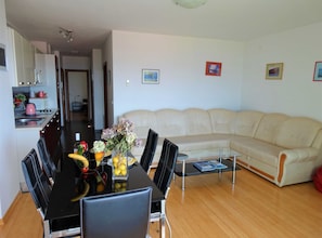 Apartamento (Two Bedroom Apartment with Sea View) | Sala | Televisor de ecrã plano de 32 polegadas com canais via satélite 