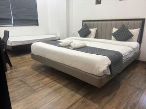 Quarto triplo superior | Wi-Fi de cortesia, roupa de cama