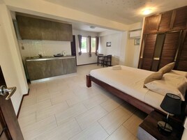 Apartamento, varanda, vista para o jardim | 1 quarto, secretária, secretária adequada para computadores portáteis 