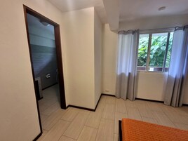 Apartamento, varanda, vista para o jardim | 1 quarto, secretária, secretária adequada para computadores portáteis 