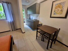 Apartamento, varanda, vista para o jardim | 1 quarto, secretária, secretária adequada para computadores portáteis 