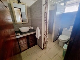 Apartamento, varanda, vista para o jardim | 1 quarto, secretária, secretária adequada para computadores portáteis 
