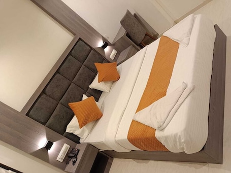 Quarto casal luxo, vista para a cidade | Cofres nos quartos, escrivaninha, quartos Ć prova de som