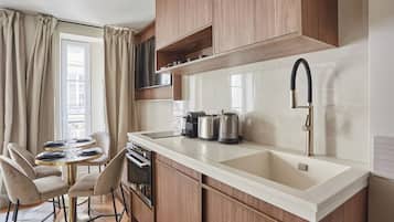 Apartamento | Cozinha privada | Geladeira, micro-ondas, fogão, cooktop