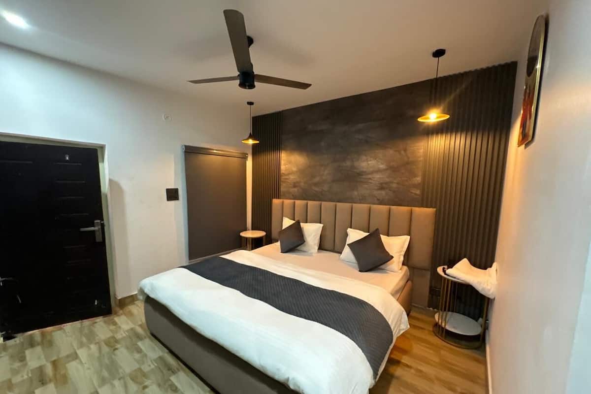 Quarto Deluxe, vista para a colina | Secretária, secretária adequada para computadores portáteis