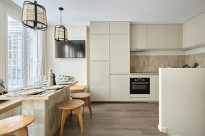 Apartamento | Cozinha privada | Geladeira, micro-ondas, cooktop, lava-louças
