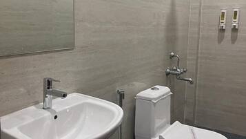 Estúdio econômico | Banheiro | Chuveiro, sabonete, shampoo, papel higiênico