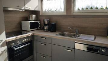 Casa | Cozinha privada | Uma chaleira elétrica, uma torradeira, uma cadeira de bebé