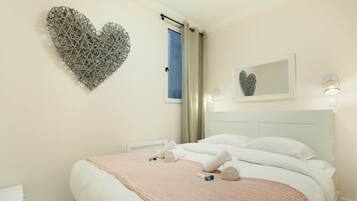 Apartamento | Secretária adequada para computadores portáteis, ferro/tábua de engomar