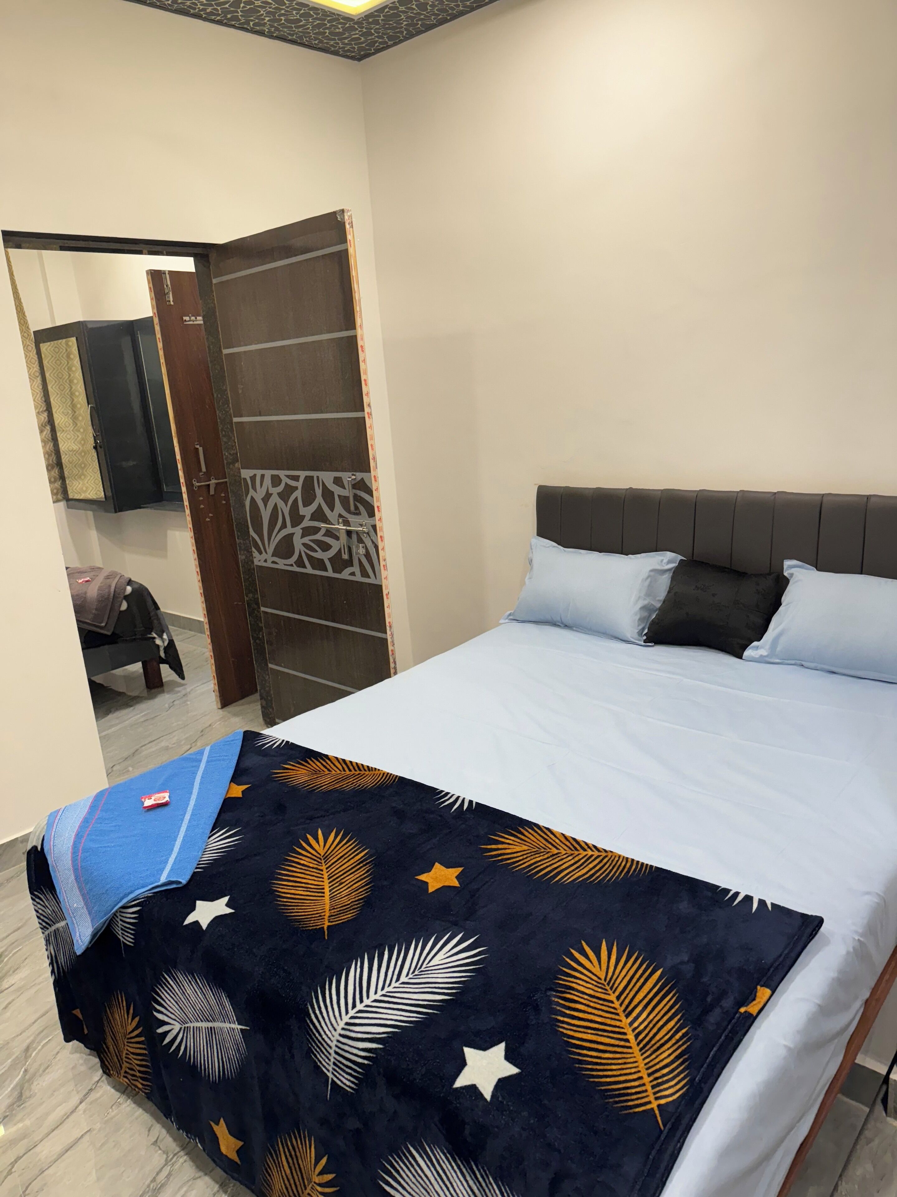 Quarto com cama, guarda-roupa e espelho.