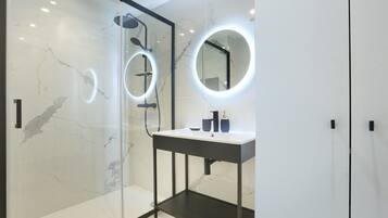 Apartamento | Banheiro | Secador de cabelo, sabonete, shampoo