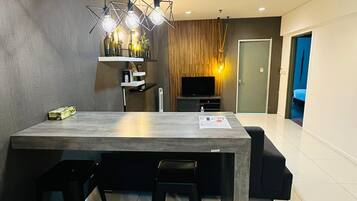 Quarto Duplo Superior, varanda, Vista para a cidade | Sala de estar | Televisor de 42 polegadas com canais por cabo